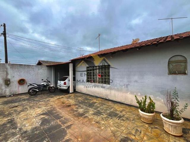VENDO Casa com 3 Dormitórios e Terreno Inteiro na Região Leste