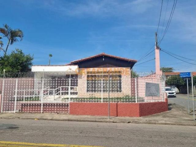 Vendo casa com 3 quartos em terreno de 300 metros quadrados no Monte Castel