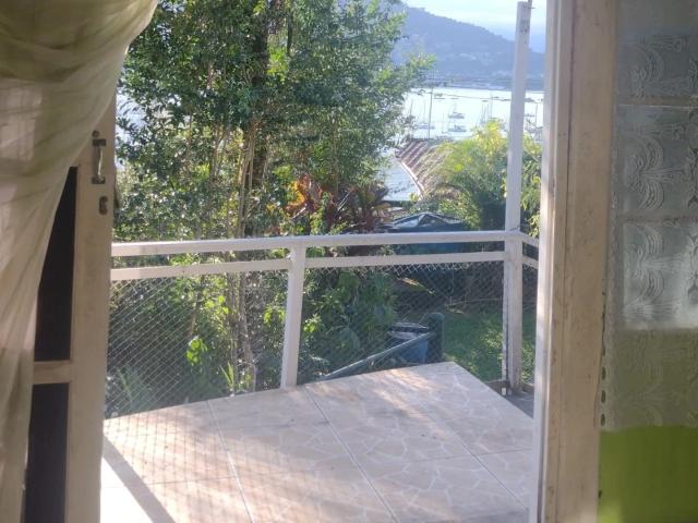 Vendo casa com vista para o mar em Condomínio próximo ao Shopping Pirata's em Angra dos Reis RJ