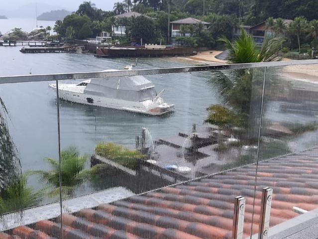 Vendo casa de alto padrão frente ao mar em Angra