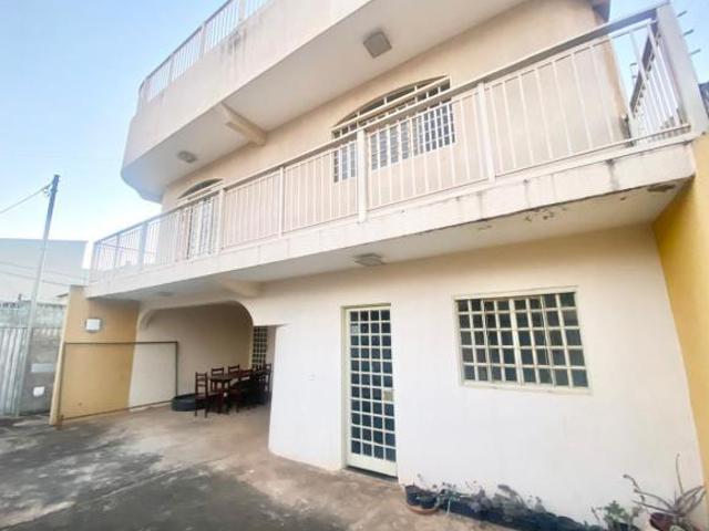 VENDO CASA DE ESQUINA NO RECANTO DAS EMAS COM ARMÁRIOS E BEM LOCALIZADA!