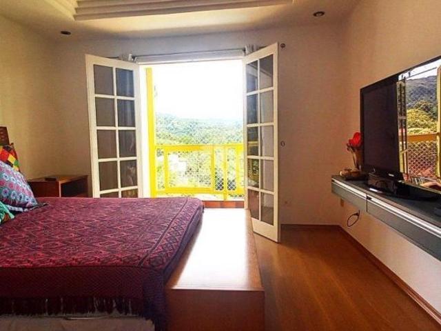 Vendo Casa de Luxo em Condomínio Fechado na Serra da Cantareira