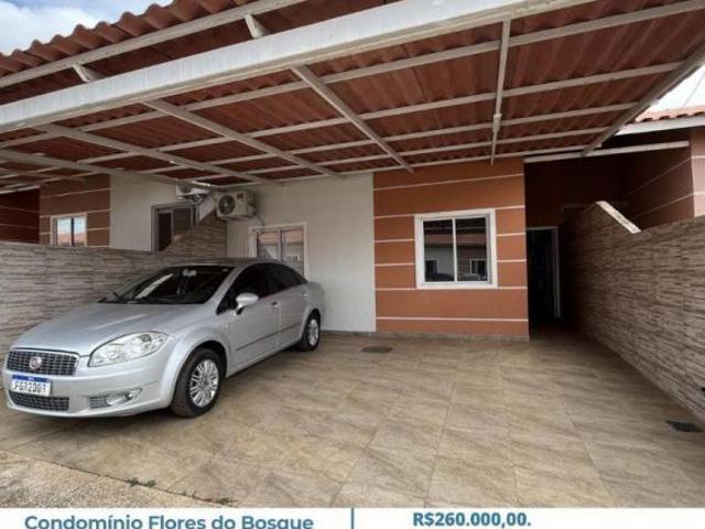 Vendo casa de 03 quartos, reformada, localizada no Condomínio Flores do Bosque, próximo a Etapa C