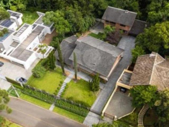 Vendo Casa de 974 m² com 4 quartos à venda em Mossunguê