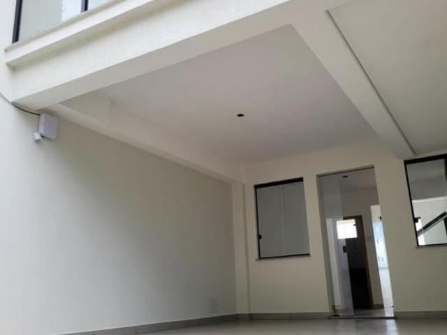 Vendo casa em Betim no bairro Centro próximo a avenida das Américas 3 quartos sendo um com suite