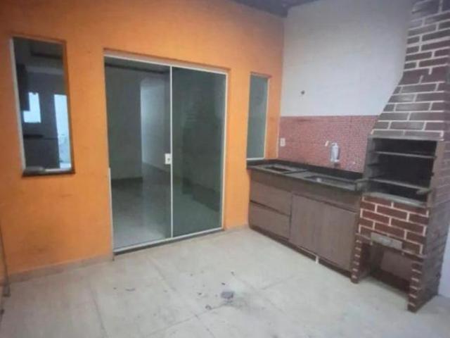 VENDO CASA EM FRENTE DA ESTAÇÃO DE METRO