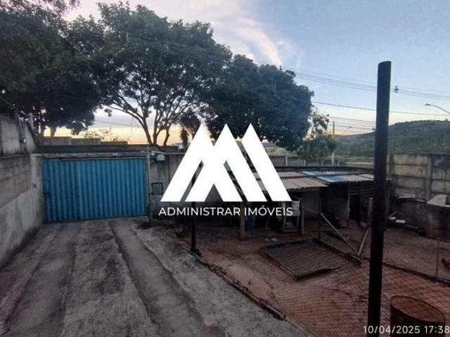 Vendo casa em Itaúna com 03 quartos com excelente localização