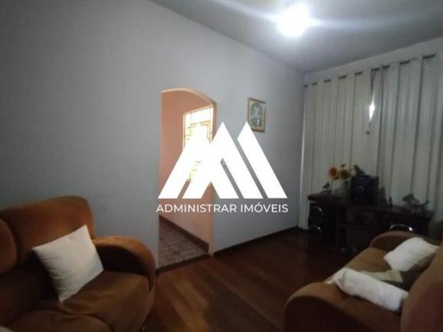 Vendo casa em Itaúna com 03 quartos sendo 01 suíte e um amplo terraço em ótima localização