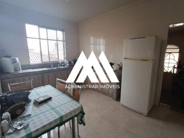 Vendo casa em Itaúna com kitnet para locação com ótima localização!