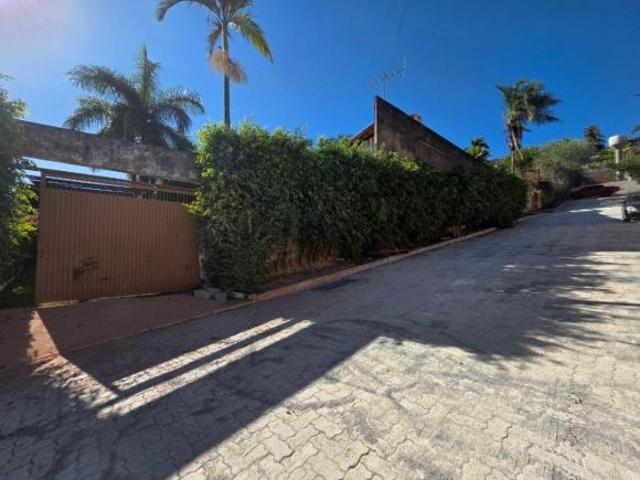 VENDO CASA EM RUA PÚBLICA, EXCELENTE LOCAL, PISCINA, PERTO PARK WAY