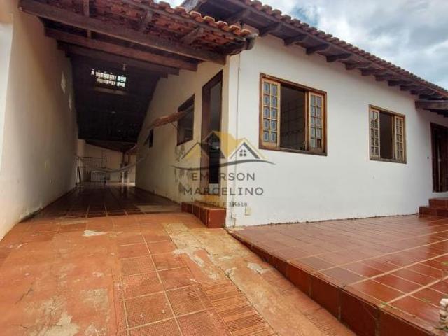 VENDO Casa em Terreno Inteiro em Excelente Localização