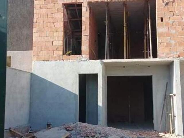 Vendo casa geminada com entrada independente com 03 quartos sendo um com suite, 105m² no valor de 45