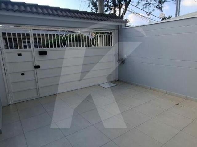 Vendo casa reformada com 3 quartos, suíte, terraço e 2 vagas de garagem no bairro Santa Teresinha