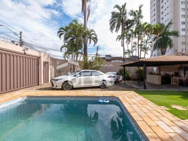 Vendo Casa Térrea de rua em Avenida no Jardim América, com piscina