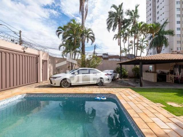 Vendo Casa Térrea de rua em Avenida no Jardim América, com piscina