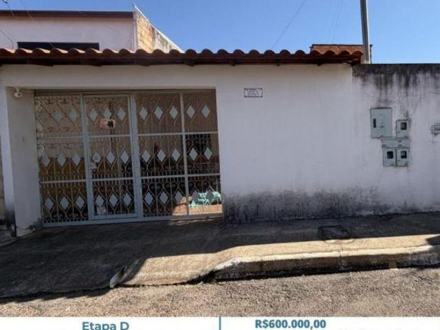 Vendo casa vazada com fundos para área comercial, na Quadra 17 da Etapa D