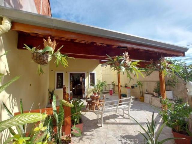 Vendo casa 184m² 5 dorm 3 suítes, cozinha e churrasqueia e com 2 vagas
