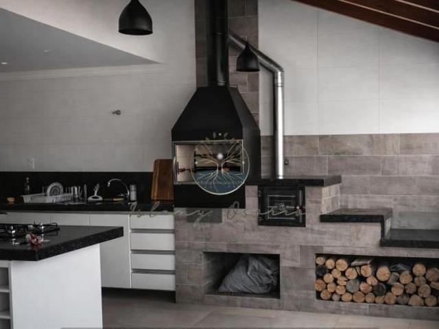 Vendo Cobertura Térrea, Vista Livre, Área Gourmet com fogão a lenha Centro de Itajubá MG