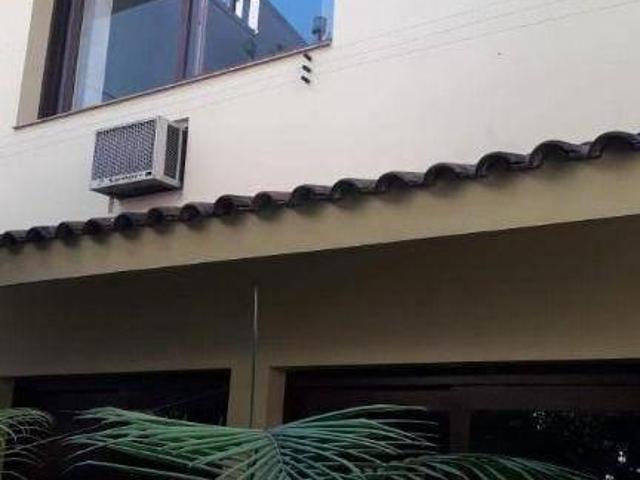 Vendo duas casas, para escritório e residência, total de 334,76 m² de área privativa