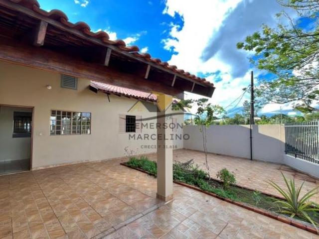 VENDO Excelente Casa Com Amplo Quintal e 3 Dormitórios