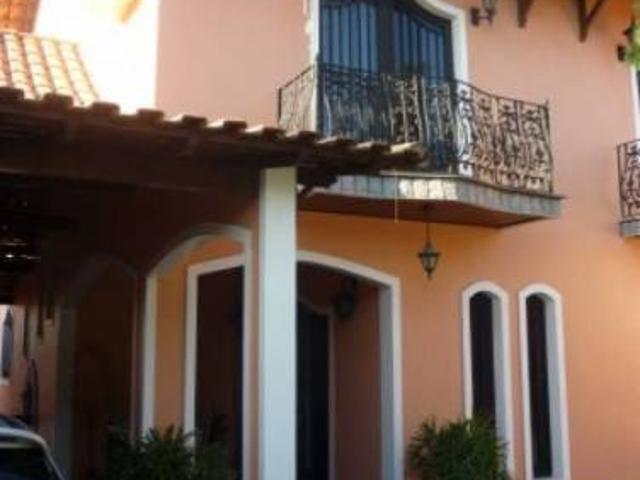 VENDO EXCELENTE CASA COLONIAL TRIPLEX COM PISCINA PRÓXIMO CENTRO DE NOVA IGUAÇU