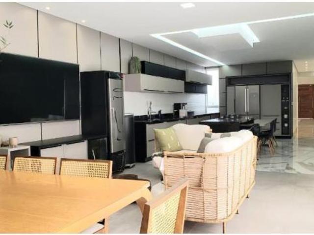 Vendo excelente casa em Vicente Pires, condomínio com apenas 4 casas