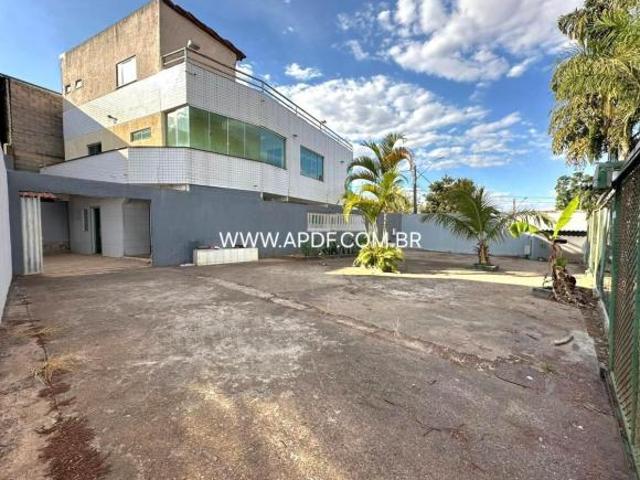 Vendo: Excelente Sobrado em Arniqueiras, 4 Quartos, sendo 1 suíte, Churrasqueira