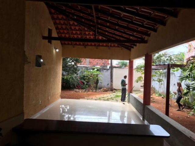 VENDO LINDA CASA COM 03 QUARTOS COMPLETA COM ARMÁRIOS ÓTIMA PARA MORAR !