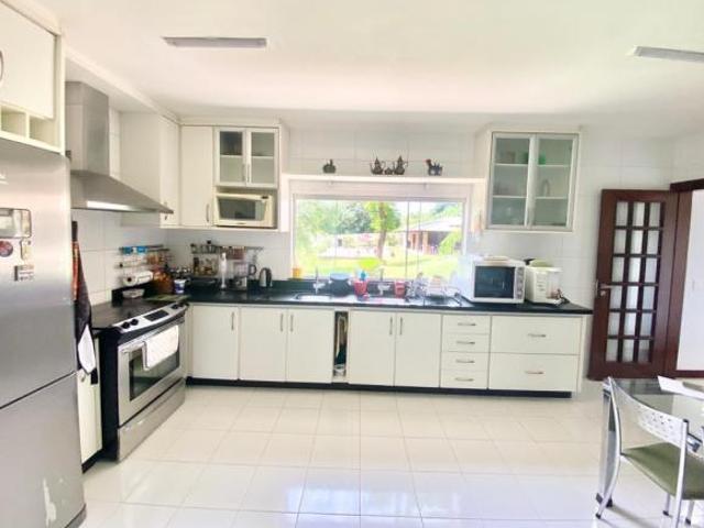 VENDO LINDA CASA COM ARMÁRIOS LOTE DE 3.533m2 COM ÁREA VERDE!