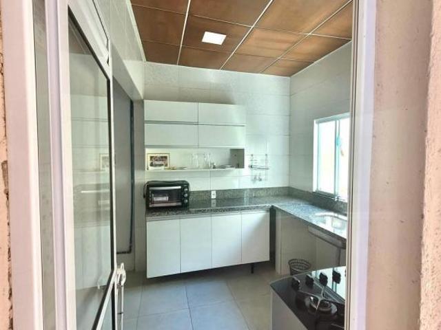 VENDO LINDA CASA DE 03 QUARTOS COM SUÍTE COM 170m2 AC PROPOSTA REFORMADA! 98150 8787