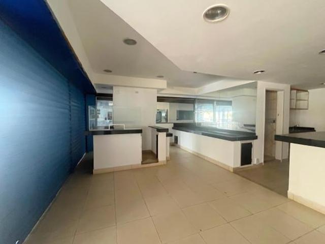 VENDO LINDA LOJA ALUGADA 217m2 no centro do SCS com GRANDE ÁREA EXTERNA