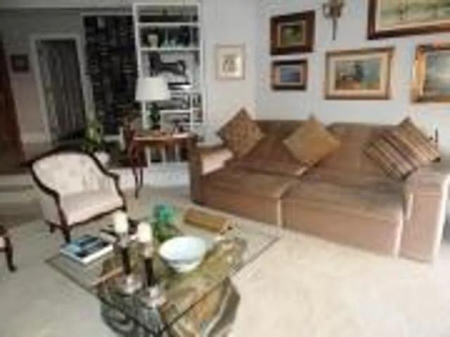 Vendo lindo e confortável apartamento todo reformado e mobiliado, ótima localização