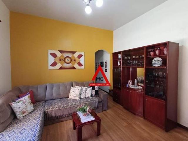 VENDO ÓTIMA CASA COM 4 QUARTOS E QUINTAL NO BAIRRO BOA VISTA EM ITAJUBÁ/MG