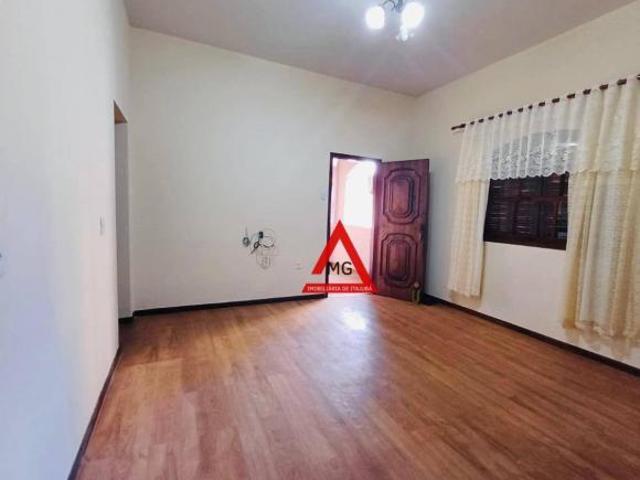 VENDO ÓTIMA CASA COM 4 QUARTOS E QUINTAL NO BAIRRO BOA VISTA EM ITAJUBÁ/MG