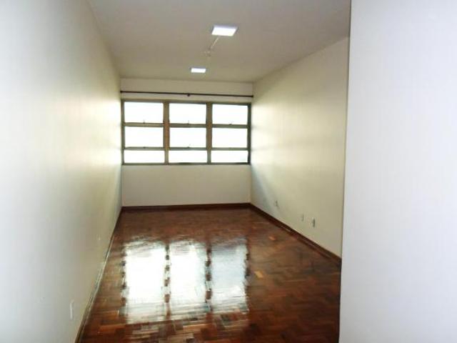 Vendo ótima sala no SCS Edif. Goiás – Centro da cidade!