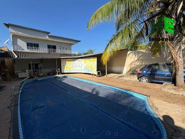 VENDO SOBRADO COM PISCINA EM RUA PUBLICA! PRÓXIMO AO PARK WAY! ANALISA PERMUTA!
