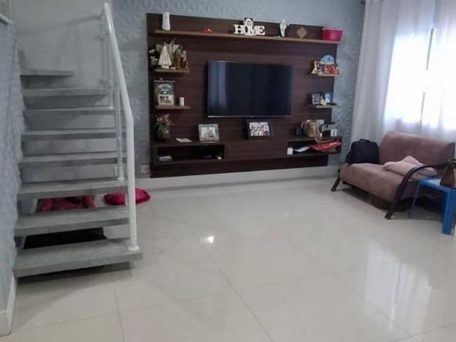 Vendo Sobrado em condomínio com 3 quartos sendo 1 suíte em excelente localização