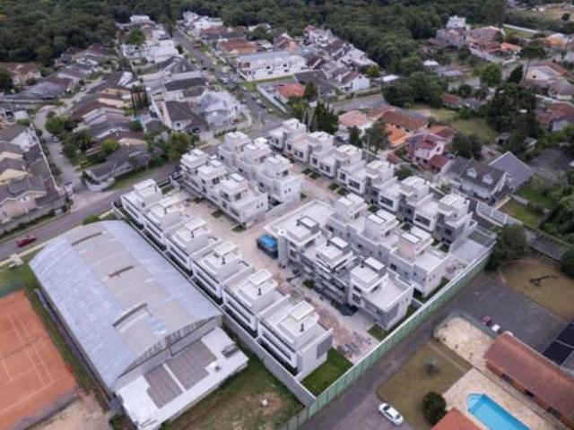 Vendo Sobrado em Condomínio em Santa Felicidade 3 Suítes