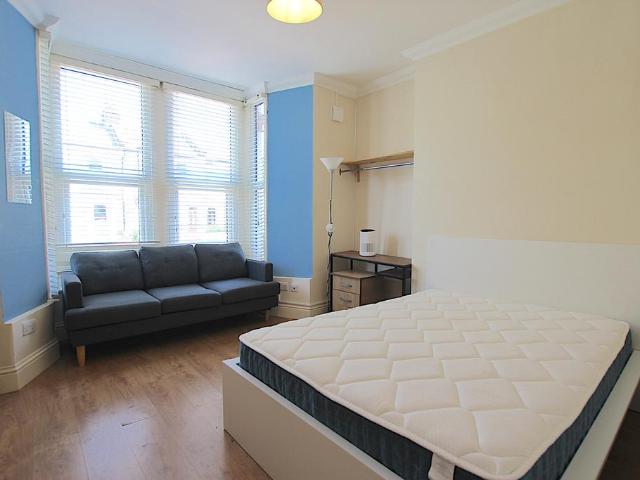 Venetia Road, London N4 2 bed ground floor flat to rent £2,495 pcm £576 pw