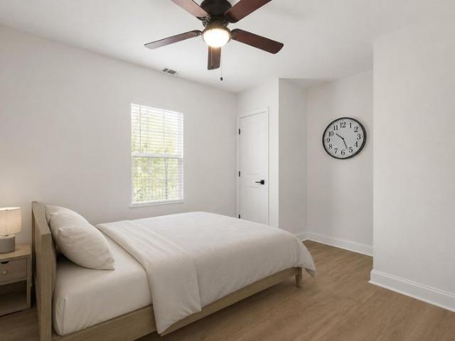 Venetian Hills Home, a 5 minute walk to transit st