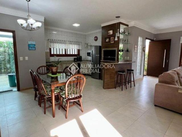 Venha viver momentos incríveis em uma ampla casa com piscina aquecida e espaço gourmet!