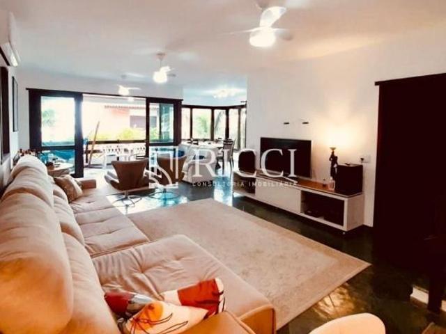 Venha conhecer essa maravilhosa casa em condomínio fechado com vista para a Praia! Com 340m² de área