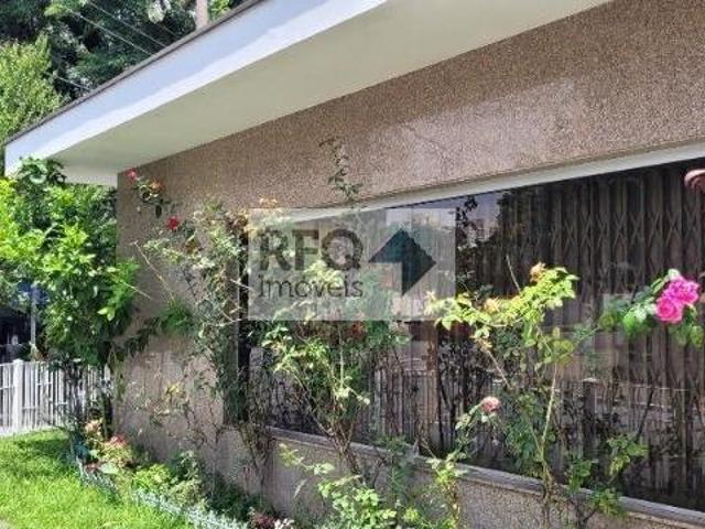 Venha conhecer esta maravilhosa casa de esquina, térrea e repleta de conforto, localizada em uma rua