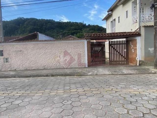 VENHA CONHECER ESTA CASA TÉRREA, AMPLA, COM ESPAÇO PARA CONSTRUIR UMA BELA ÁREA DE LAZER/GOURMET NA