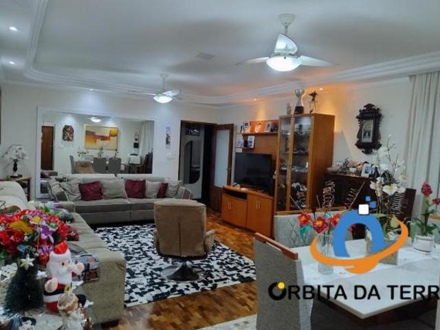 Venha conhecer este incrível apartamento de 147m², com 4 quartos, sendo 1 suíte e 3 banheiros. Todos