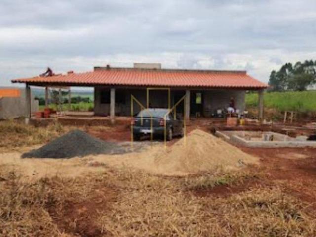 Venha conhecer o paraíso na Chácara Miranda 4! Casa recém construída em um condomínio esmeraldas, co