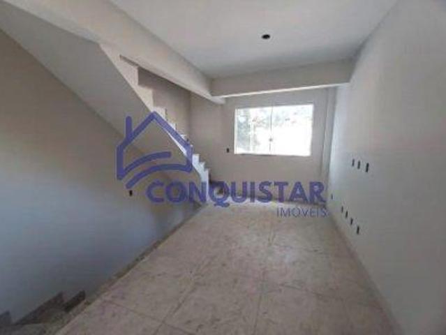 Venha morar em uma linda casa triplex com entrada independente em ótima localização