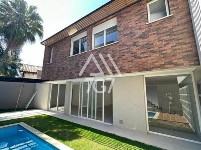VENHA MORAR EM UMA LINDA CASA DE ALTO PADRÃO, LOCALIZADA NO PRIVILEGIADO CONDOMÍNIO FECHADO NO ALTO