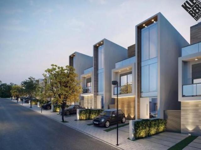 Venha morar na tranquilidade de um Condominio fechado na Granja Viana, casa triplex com 168m² e infr