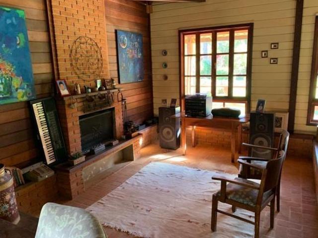 Venha se encantar com esta belíssima Casa de Campo localizada em um Condomínio Fechado!